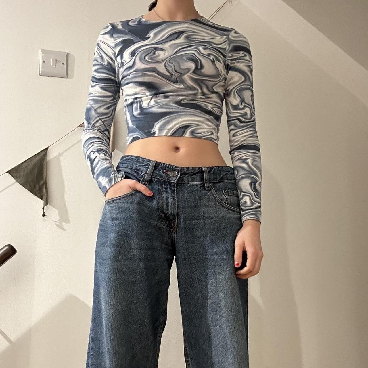 Subdued blue navy top Very flattering - Depop