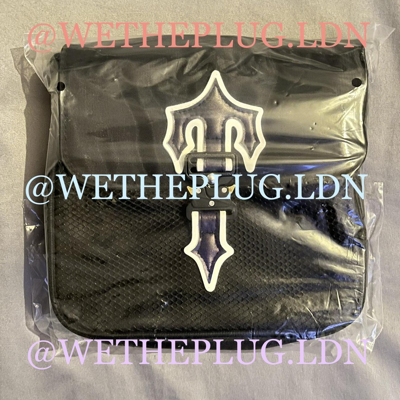TRAPSTAR IRONGATE POUCH BLACK/BLUE GRADIENT £100 I... - Depop TRAPSTAR IRONGATE POUCH BLACK/BLUE GRADIENT £100 I... - Depop