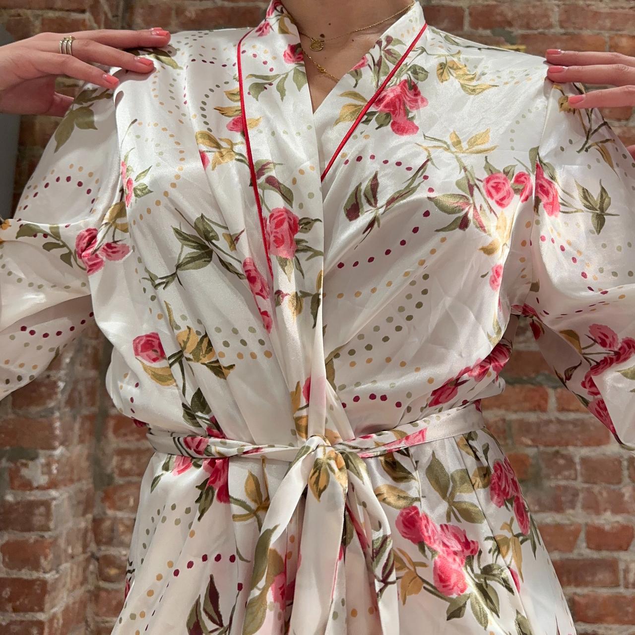💐Vintage White Robe with Flowers💐 This robe is from... - Depop