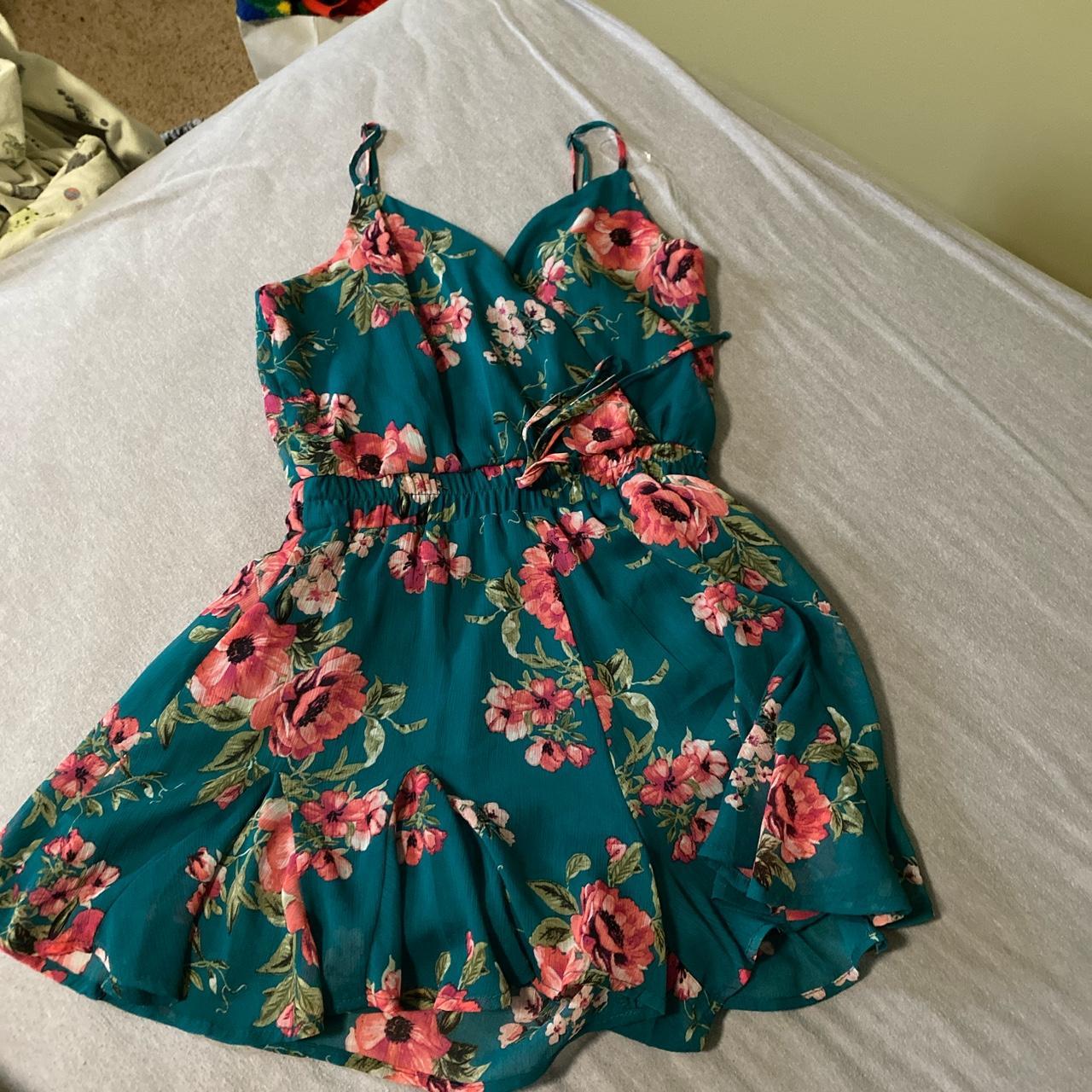 Size small. Moveable straps. Quite comfortable and... - Depop