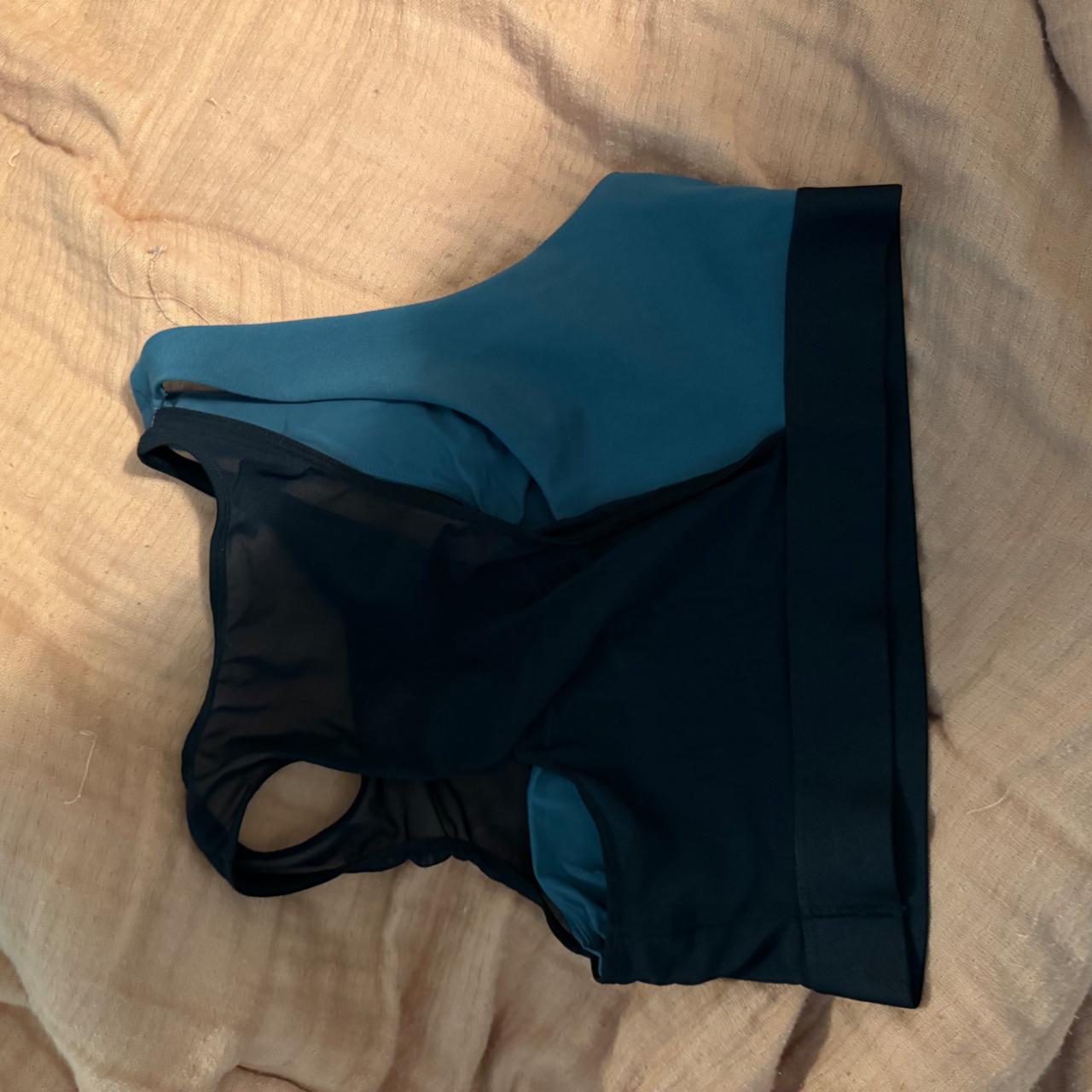 Le Ore sports bra size small - Depop