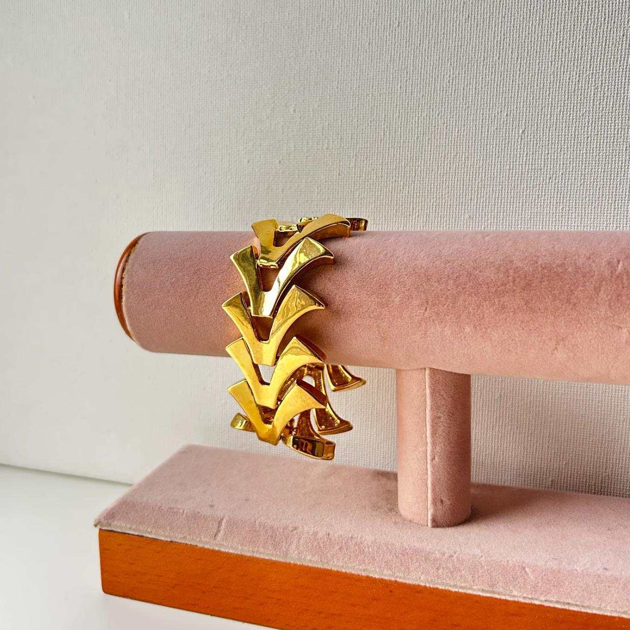 Vintage Flexible Gold V Link Chain Bracelet Made by... | Depop