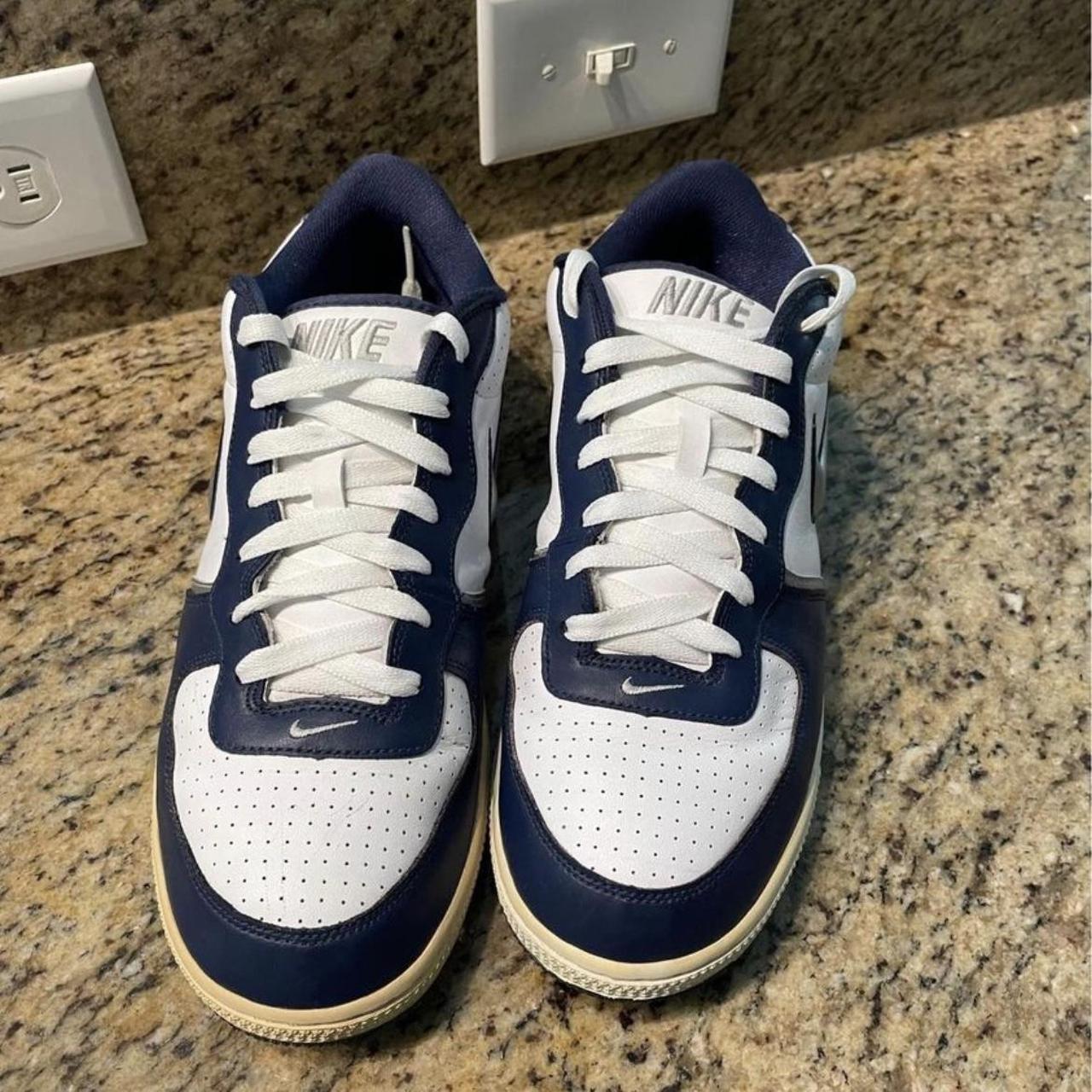 Nike Men's Blue and Silver Trainers | Depop