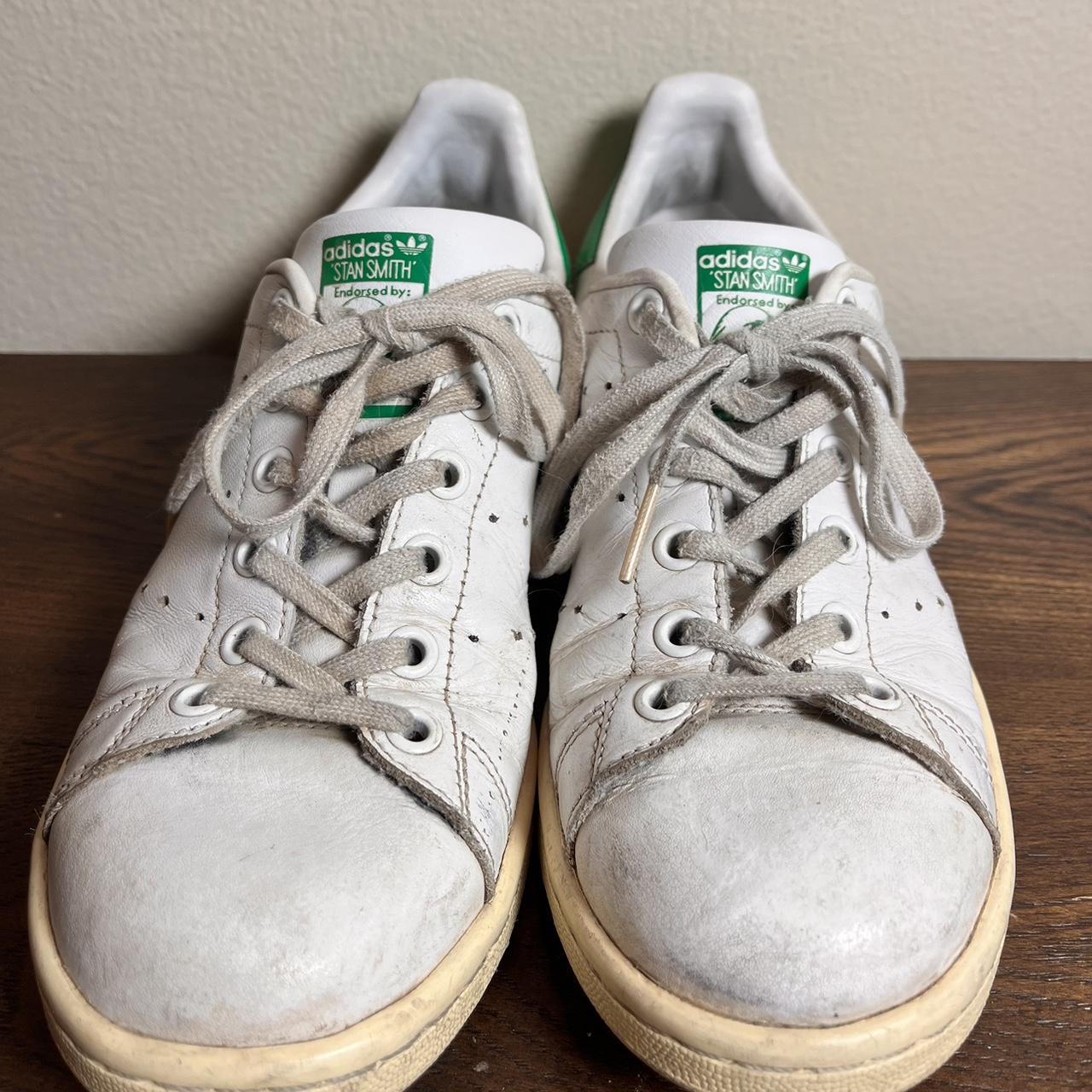 classic stan smith adidas size 6 missing the inside... - Depop