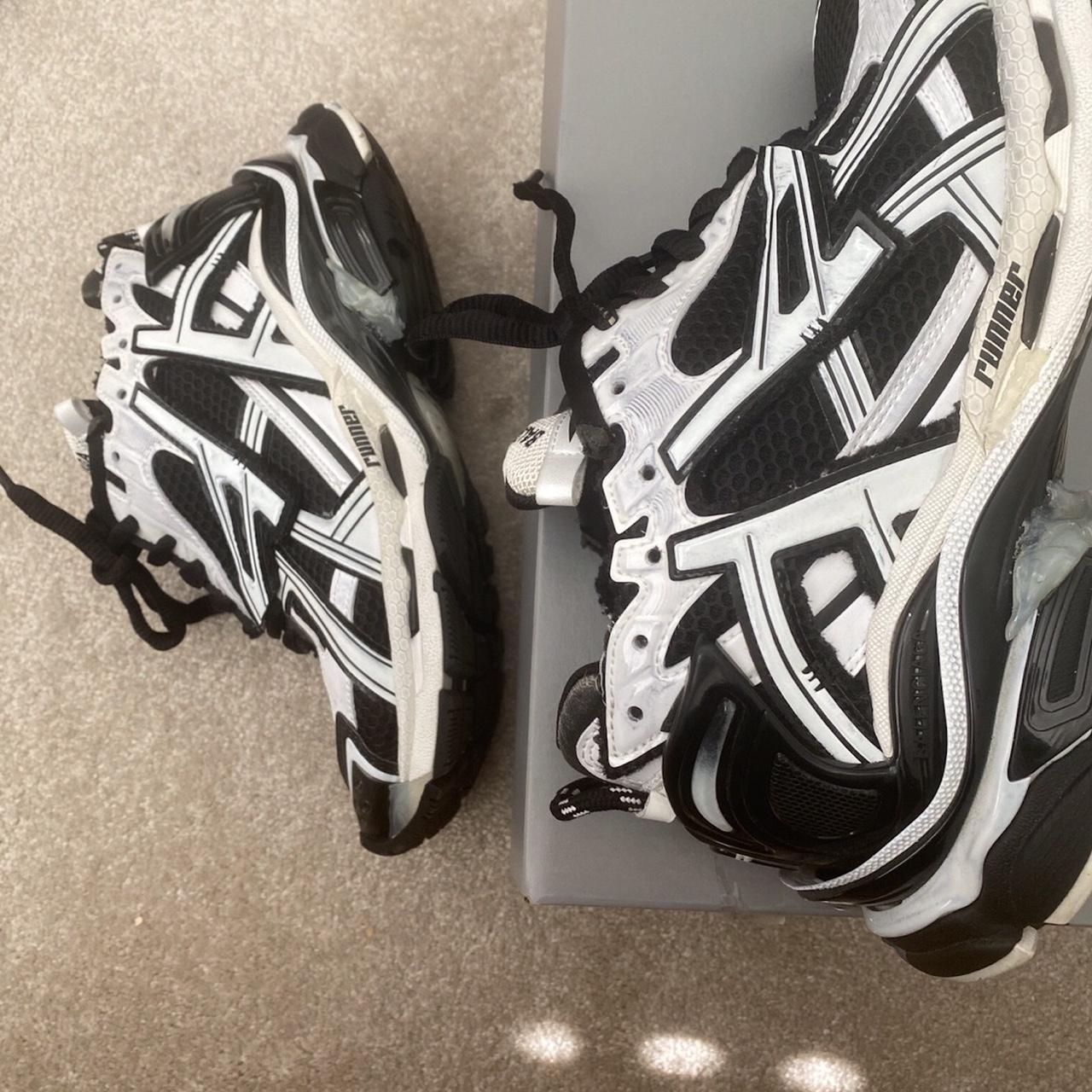 BALENCIAGA RUNNRS WHITE/BLACK FITS SIZE... - Depop