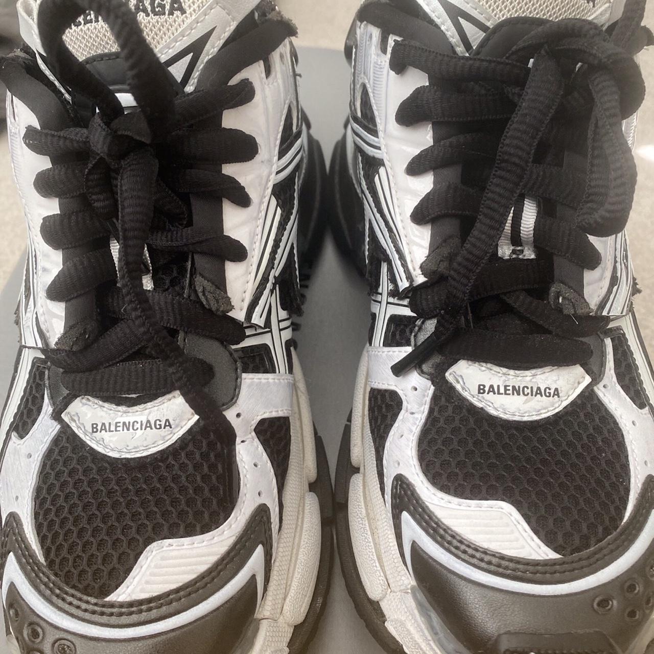 BALENCIAGA RUNNRS WHITE/BLACK FITS SIZE... - Depop