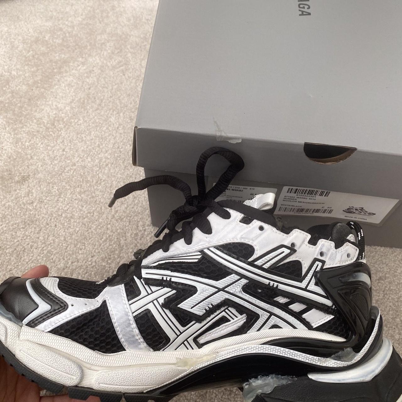 BALENCIAGA RUNNRS WHITE/BLACK FITS SIZE... - Depop
