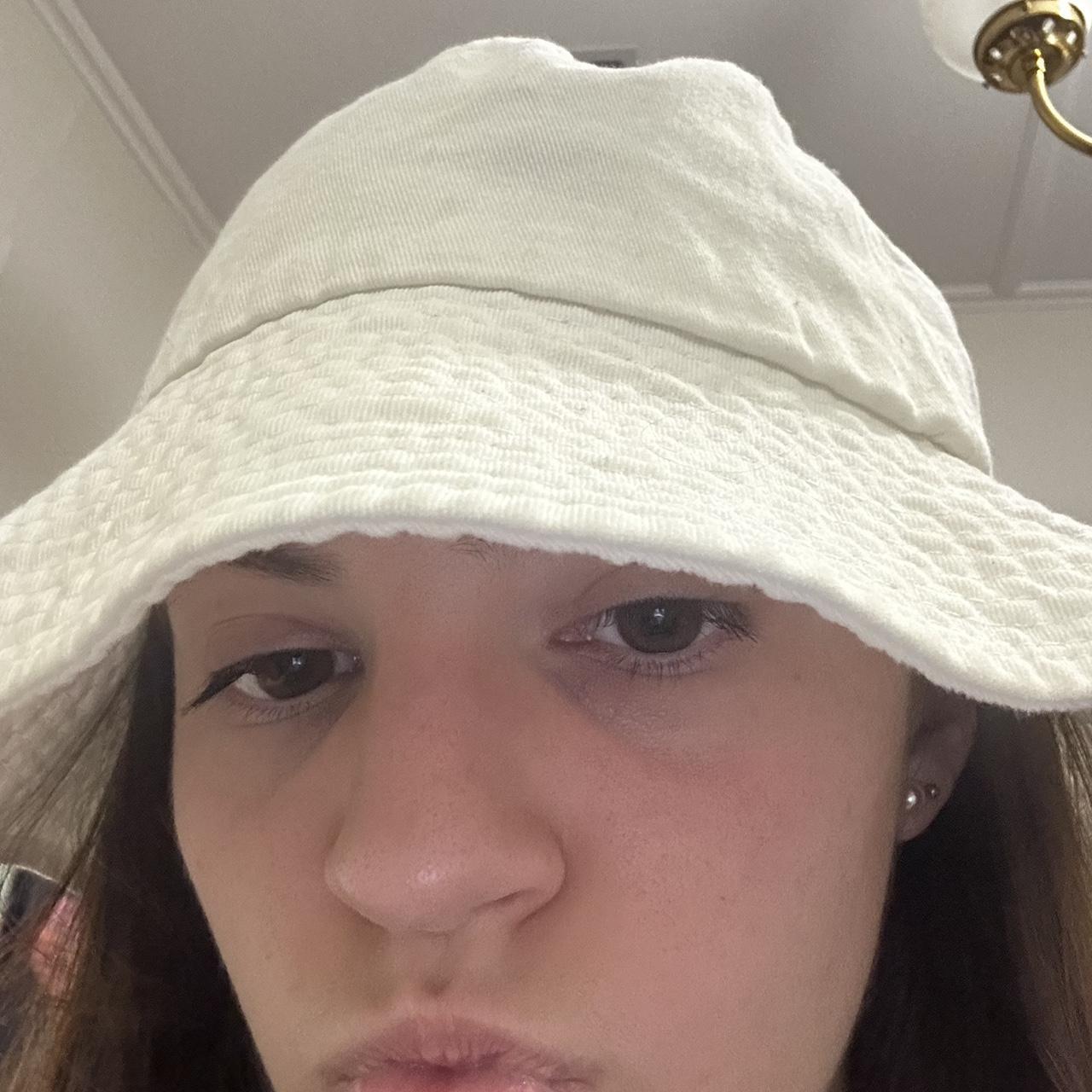 Rubi white bucket hat - Depop