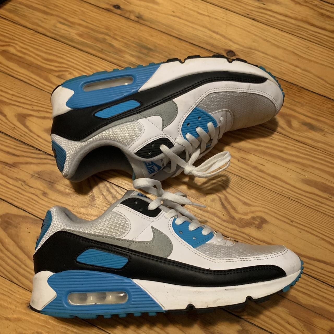 Nike Men's White and Blue Trainers | Depop