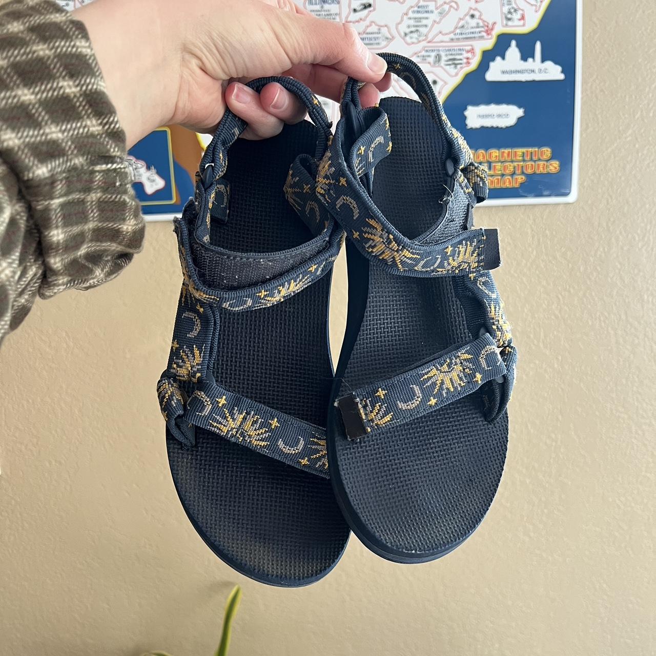 Womens Sun And Moon Tevas Size 8 Depop