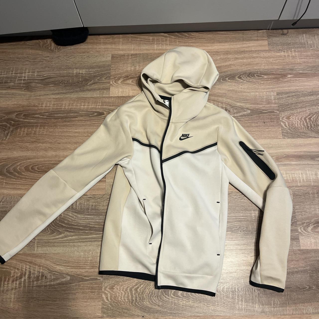 Nike cream tech fleece size small - Depop