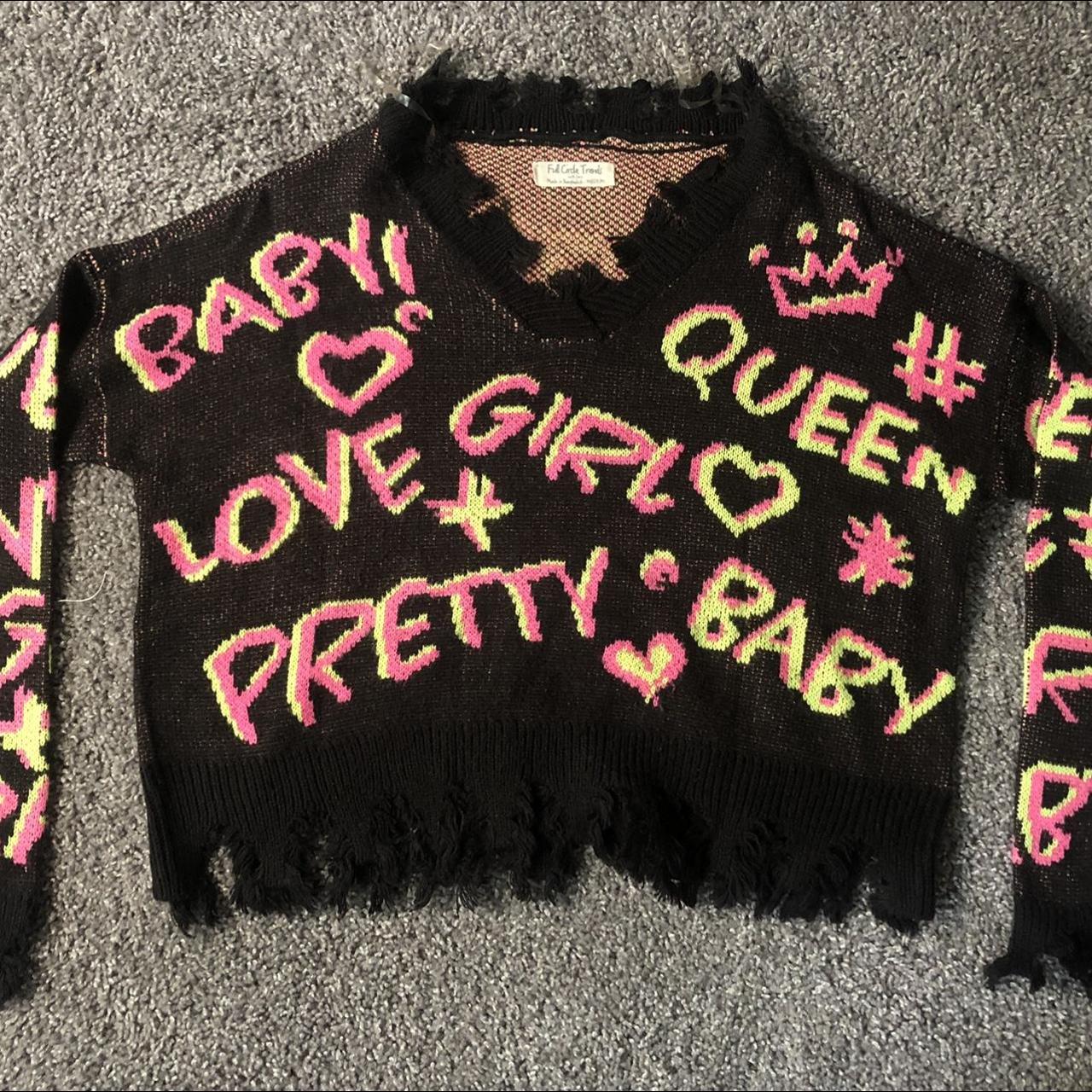 Full Circle Trends Queen Pretty Love Printed Frayed... - Depop