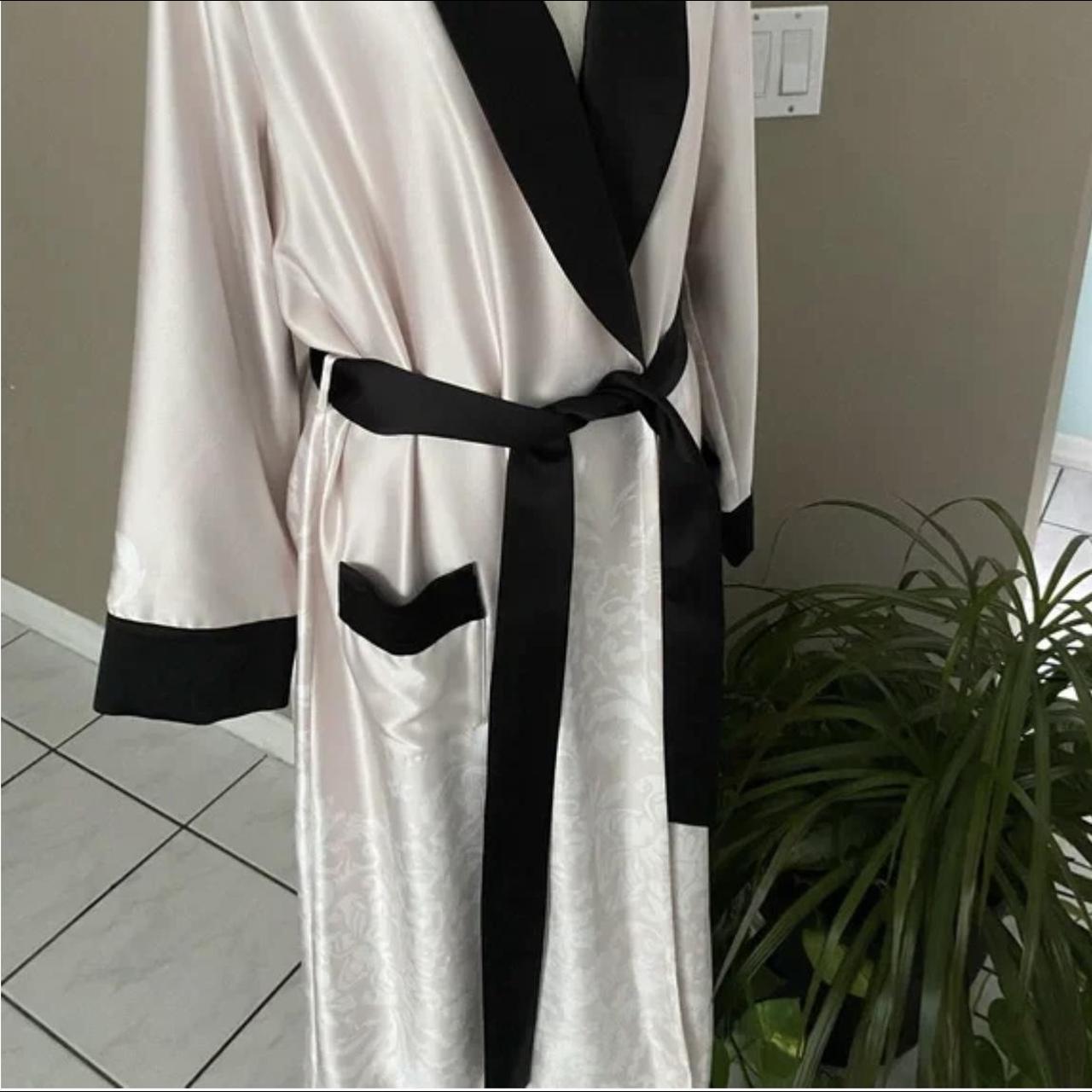 Victoria's Secret Women's Black and Pink Robe | Depop
