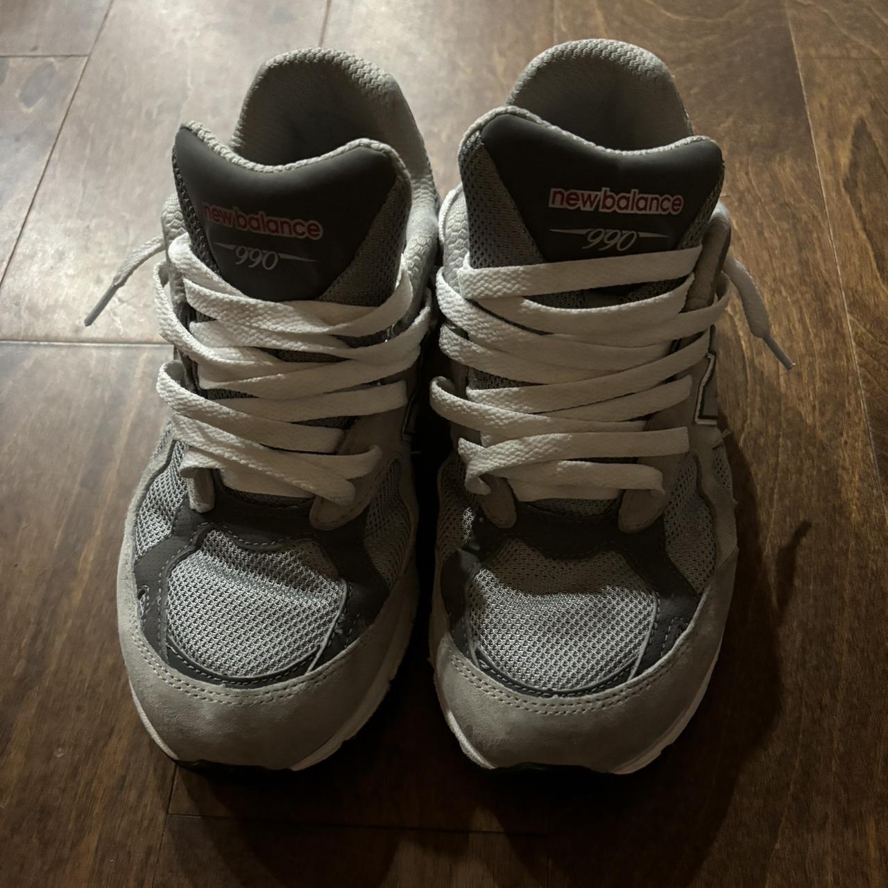 Grey new valence with white strings and the box. - Depop