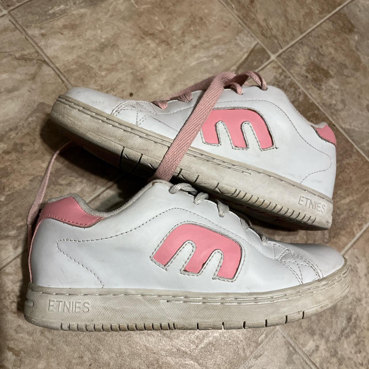 Size 5 Etnies pink y2k emo cute skater... - Depop