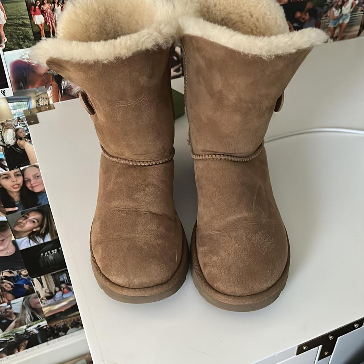 Uggs that are soo cute and comfy and barley worn.... - Depop
