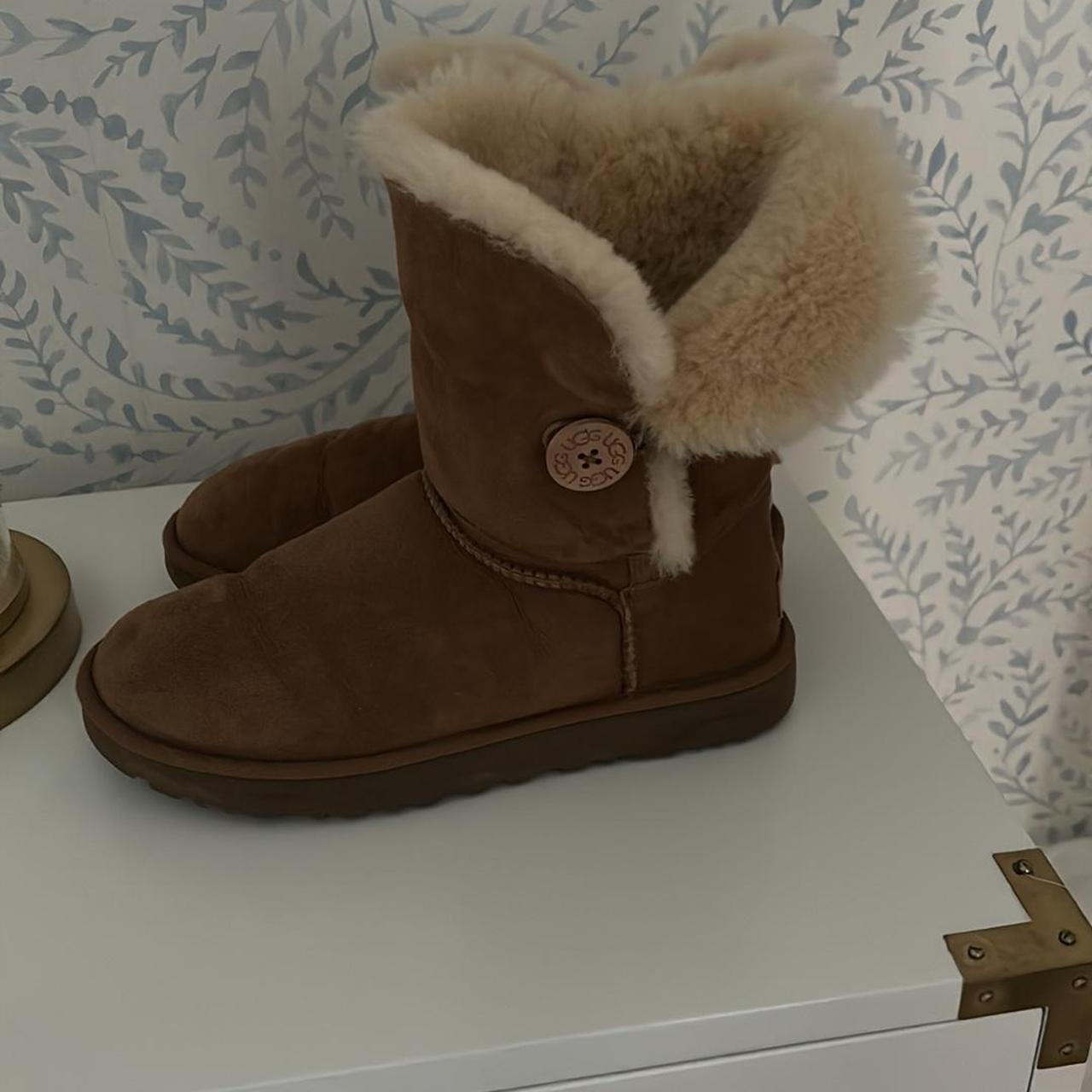 Uggs that are soo cute and comfy and barley worn.... - Depop