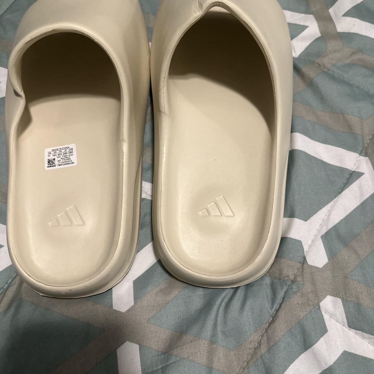 yezzy slide bone crushed in shipping no box open... - Depop