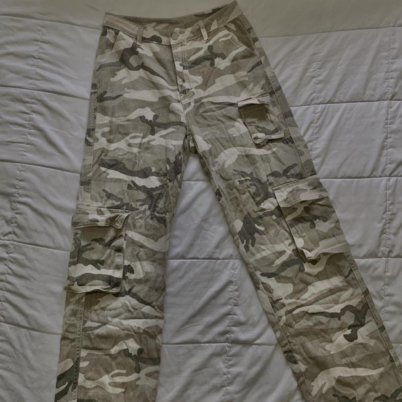 Women’s grey cargo pants Amazing pants! Super... - Depop