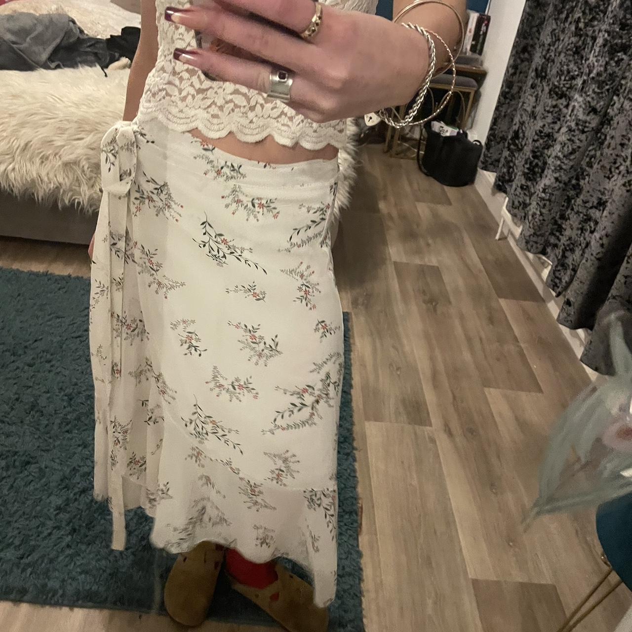 Vintage White flowery and flowy midi to maxi rap... - Depop