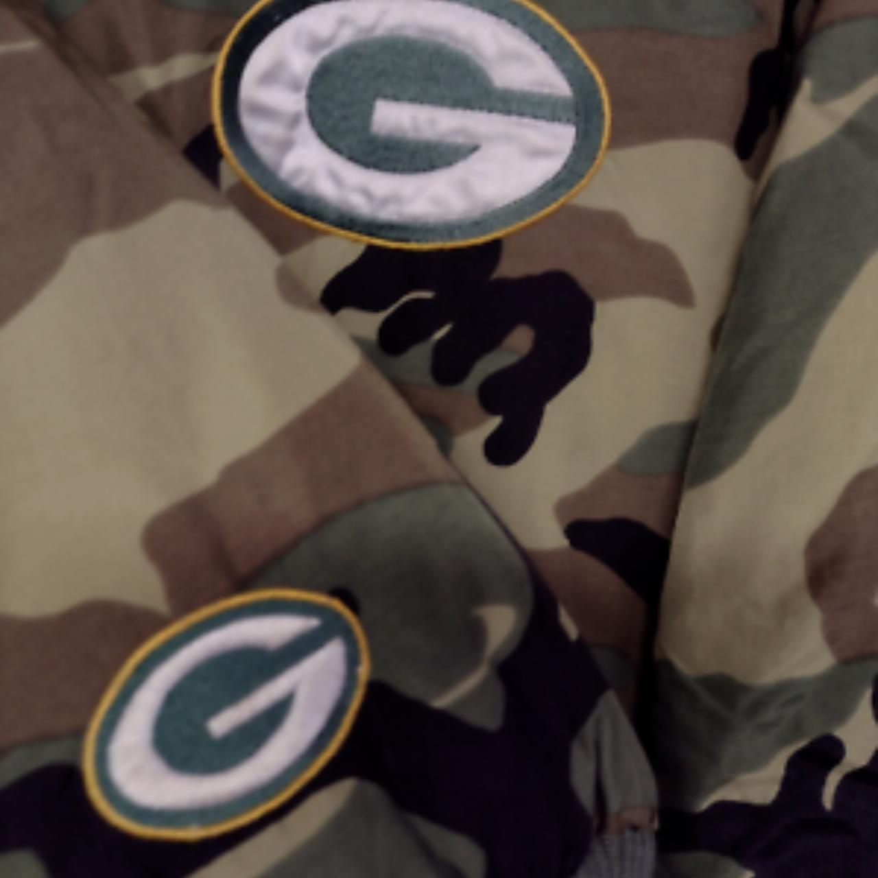 THRIFT CADE!! Offered here is this Vintage Y2K GIII... - Depop