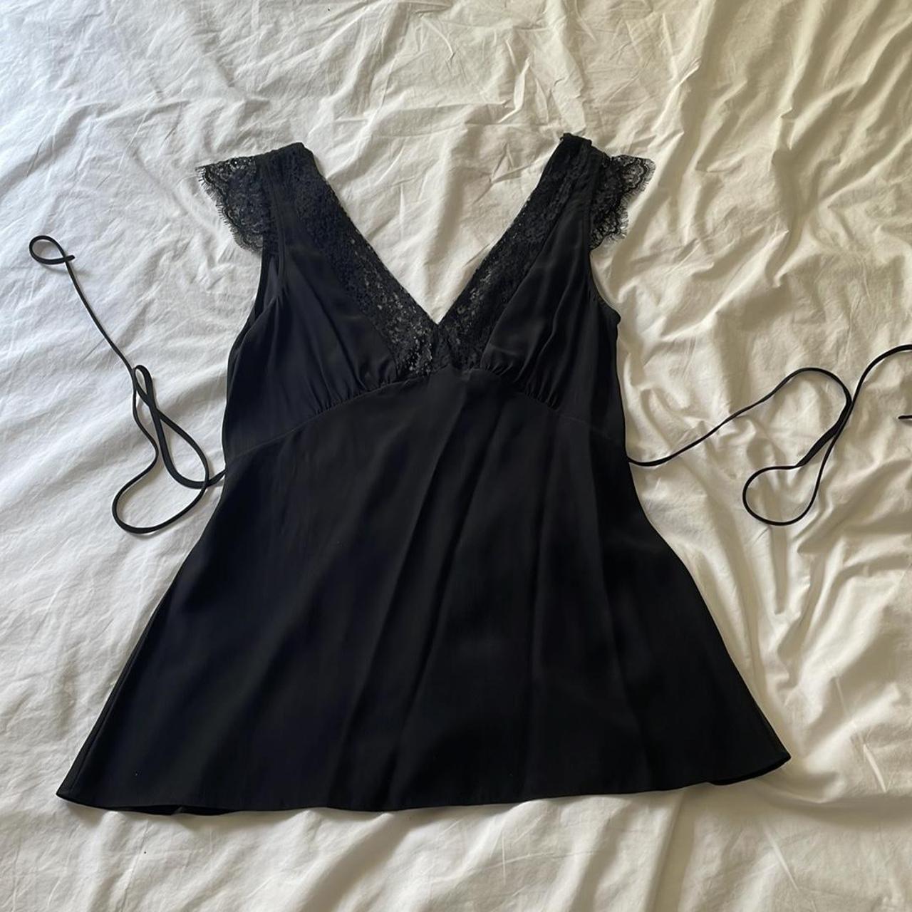 Really pretty, feminine silk top by Jenni Kayne. Has... - Depop