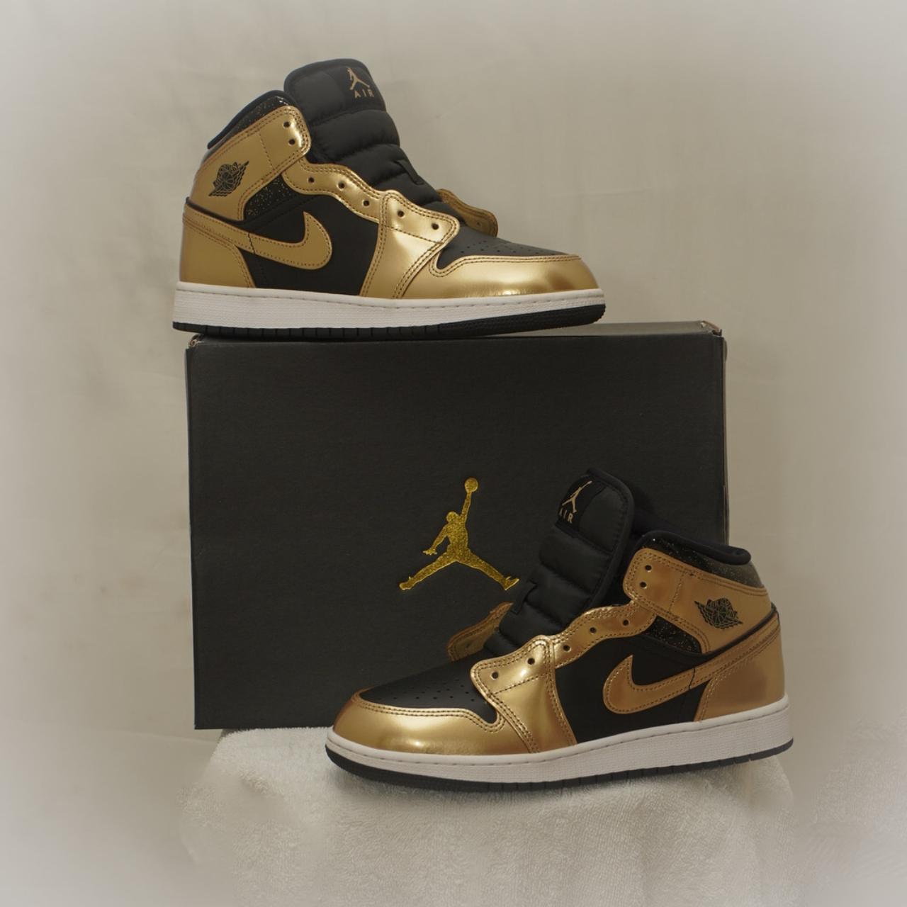 AIR JORDAN 1 MID SE (GS) These are fire! Worn once... - Depop