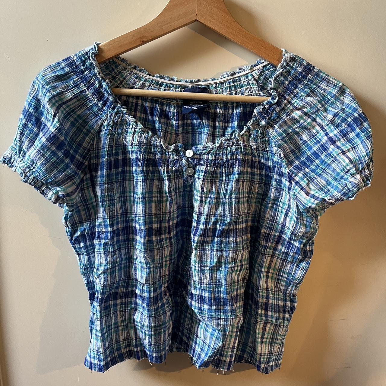 Blue patterned top with buttons - Depop