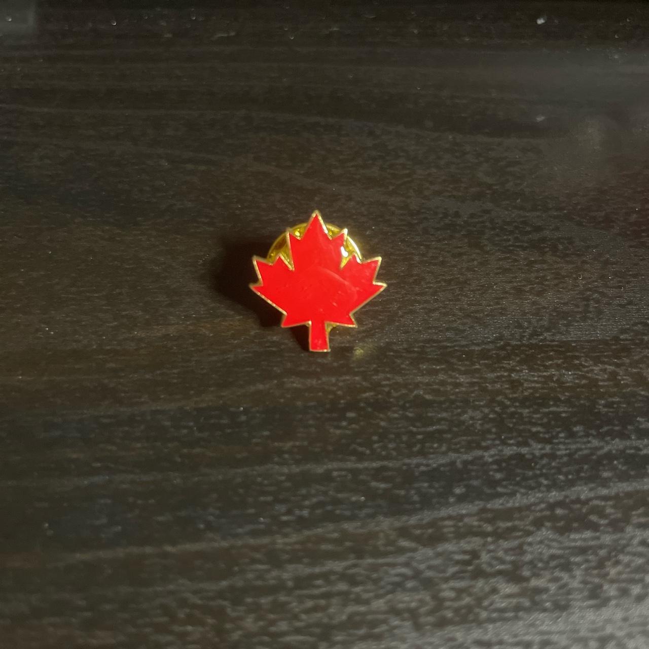 Canadian maple leaf pin brass/enamel - Depop