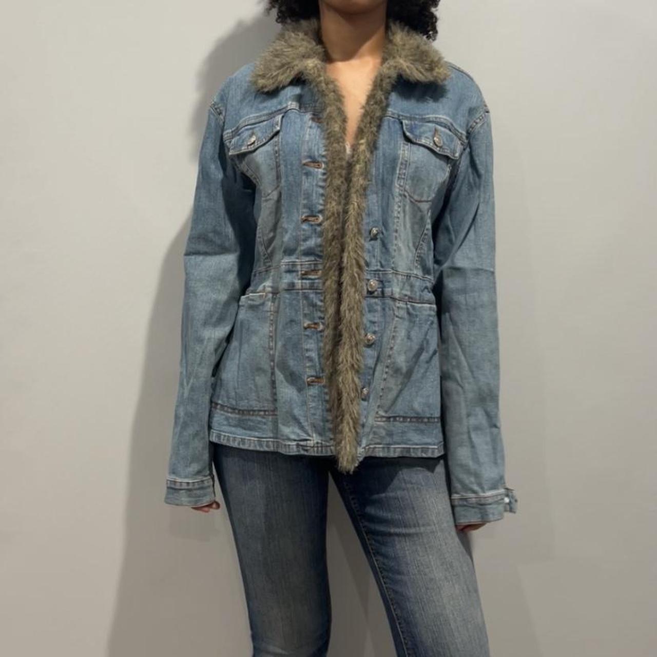 2000s denim jacket w grey fur lining. size L - Depop