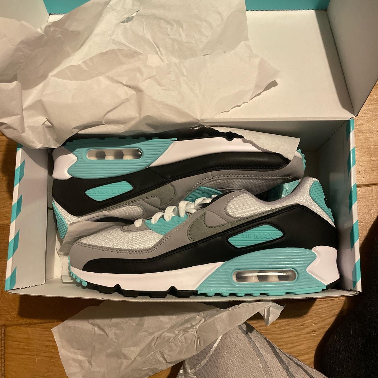 Nike Men's White and Green Trainers | Depop