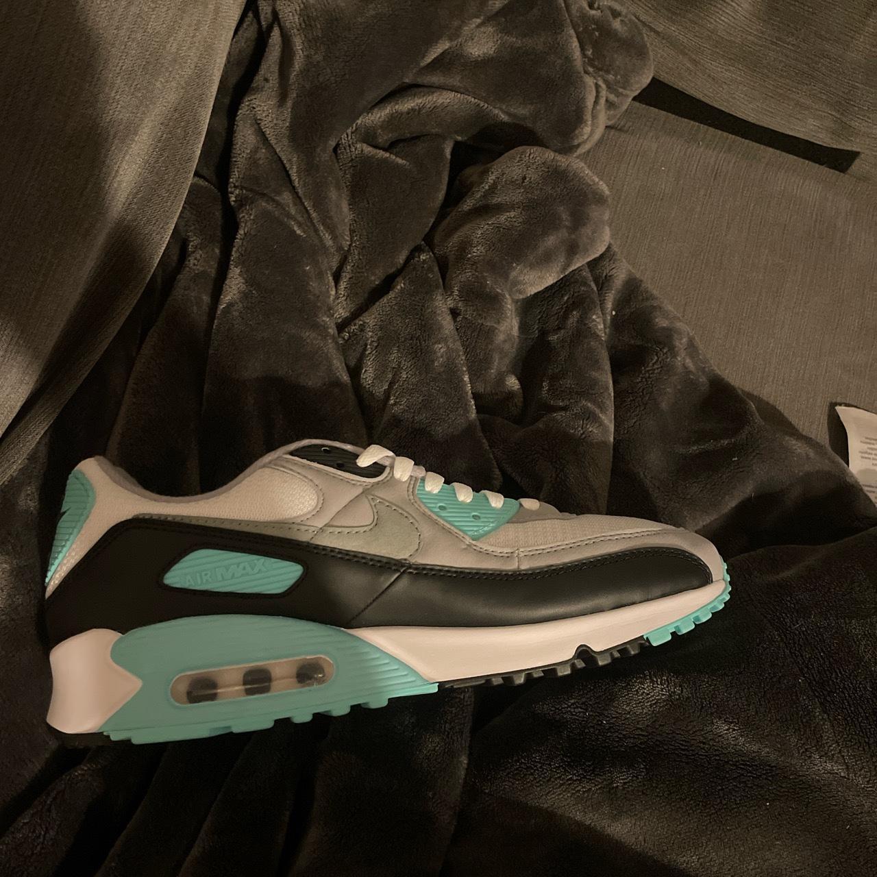 Nike Men's White and Green Trainers | Depop