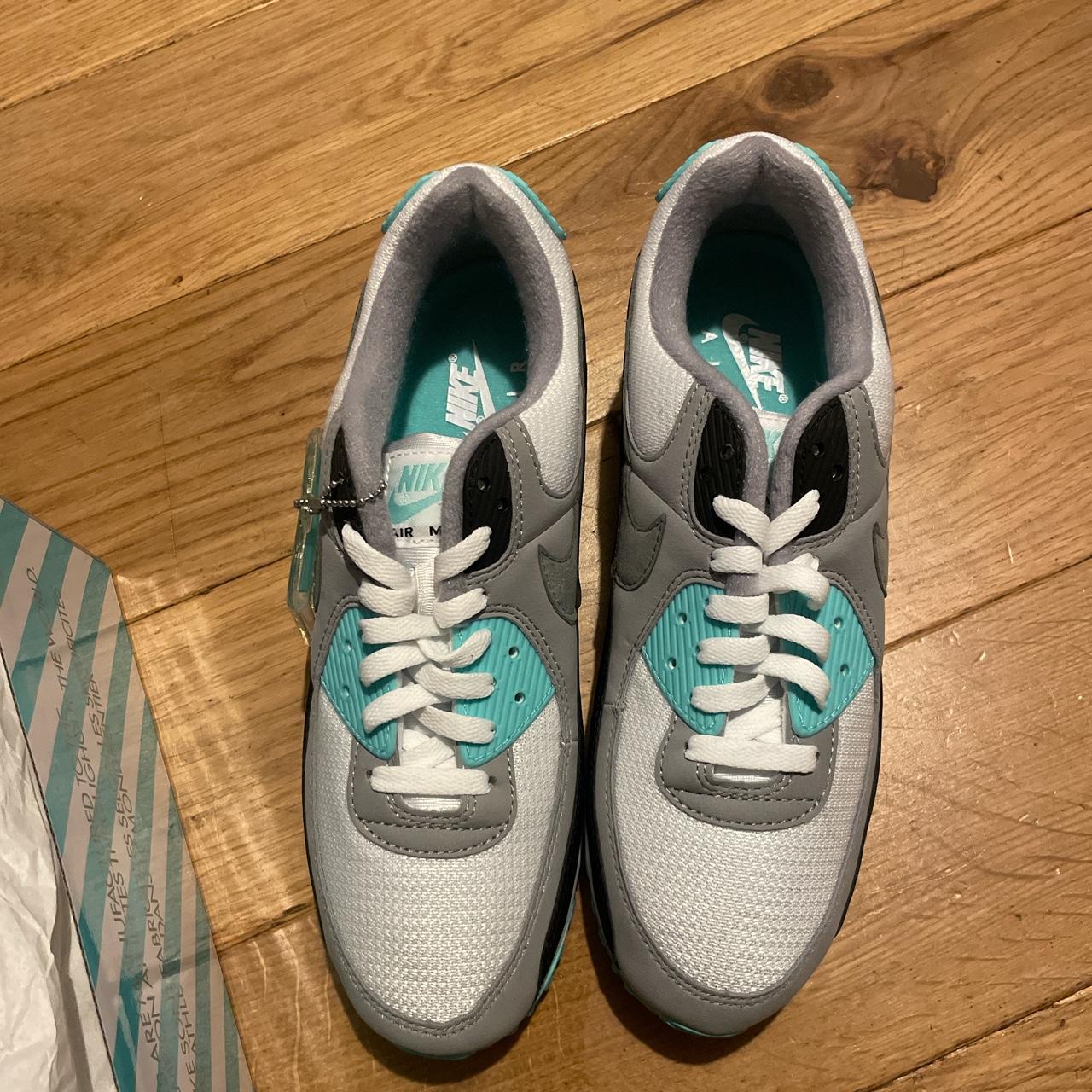 Nike Men's White and Green Trainers | Depop