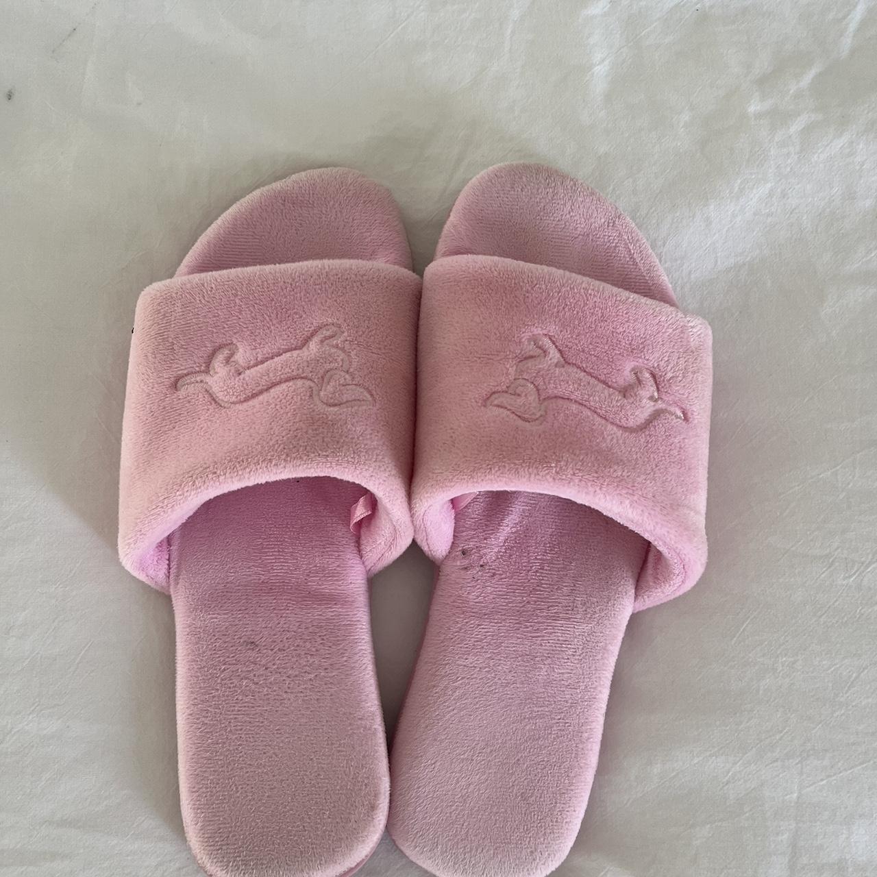 Peter alexander pink slippers would fit size 5-10 as... - Depop