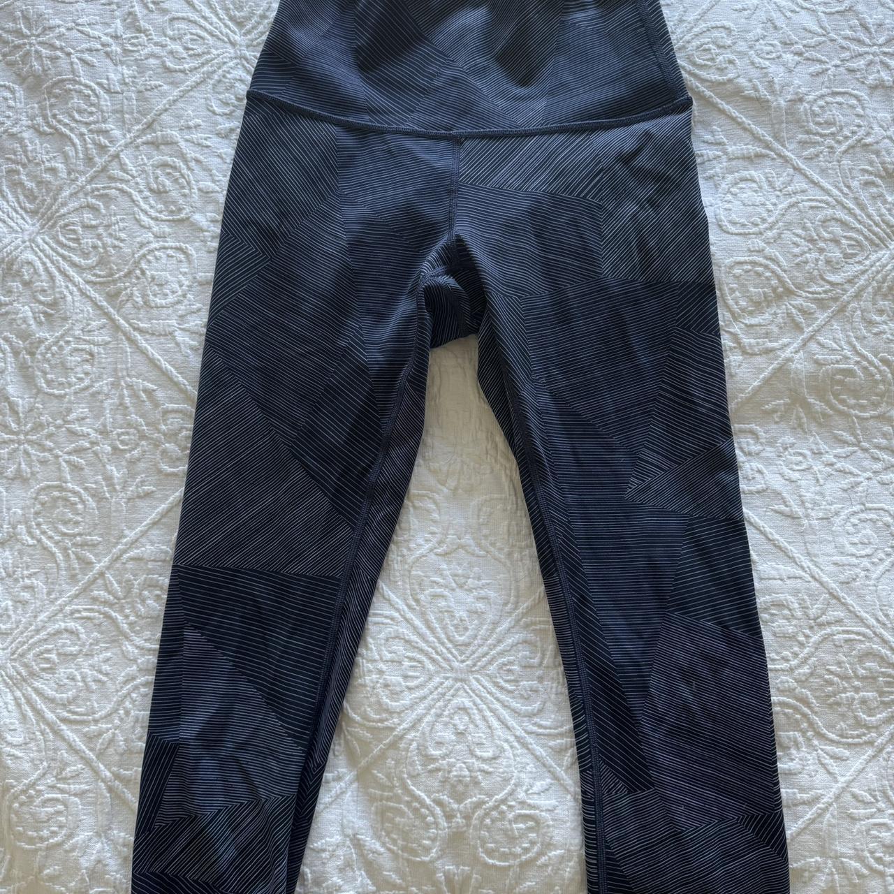 3/4 Lululemon Blue patterned leggings Size Small - Depop