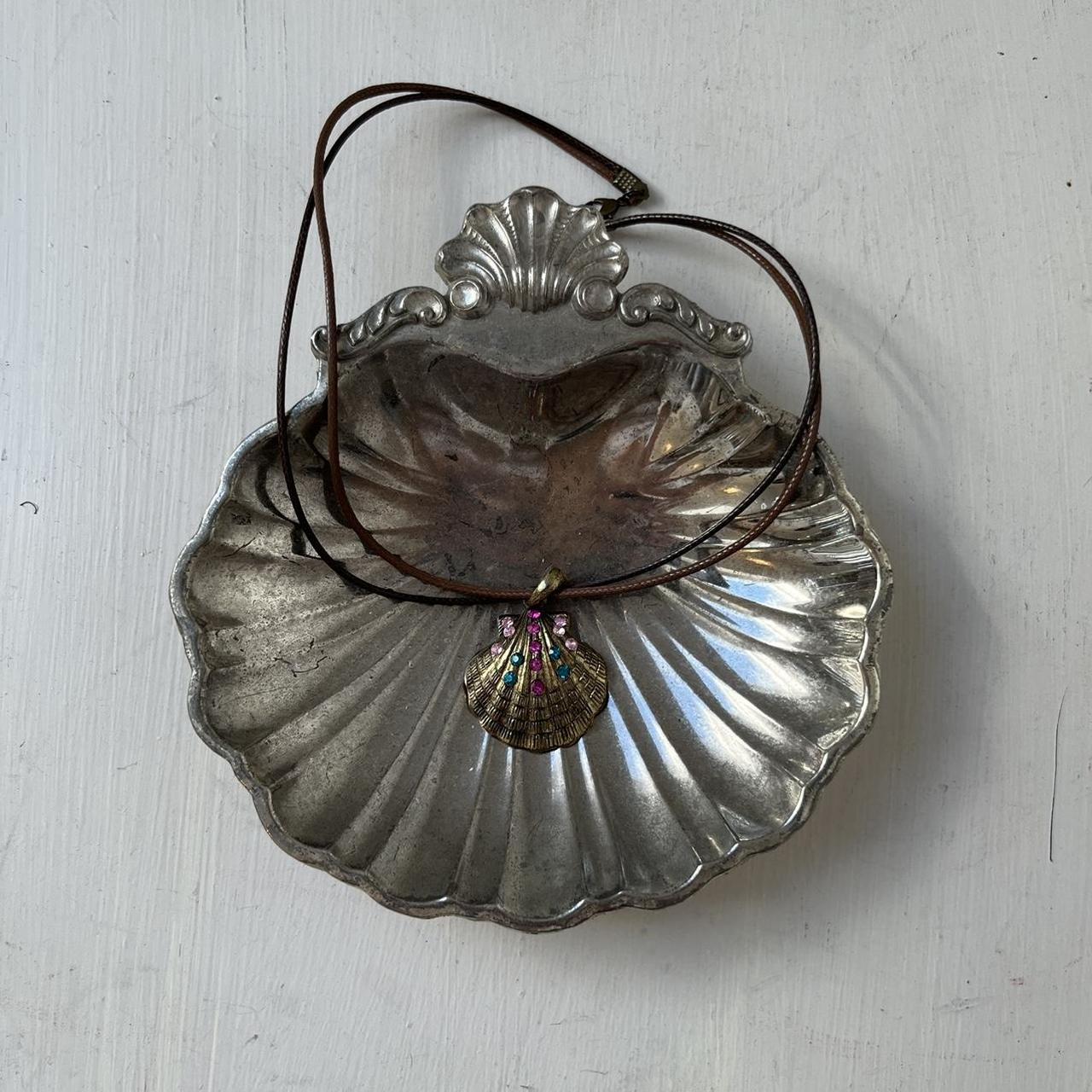 This stunning vintage 2000s sirens shell pendant... - Depop