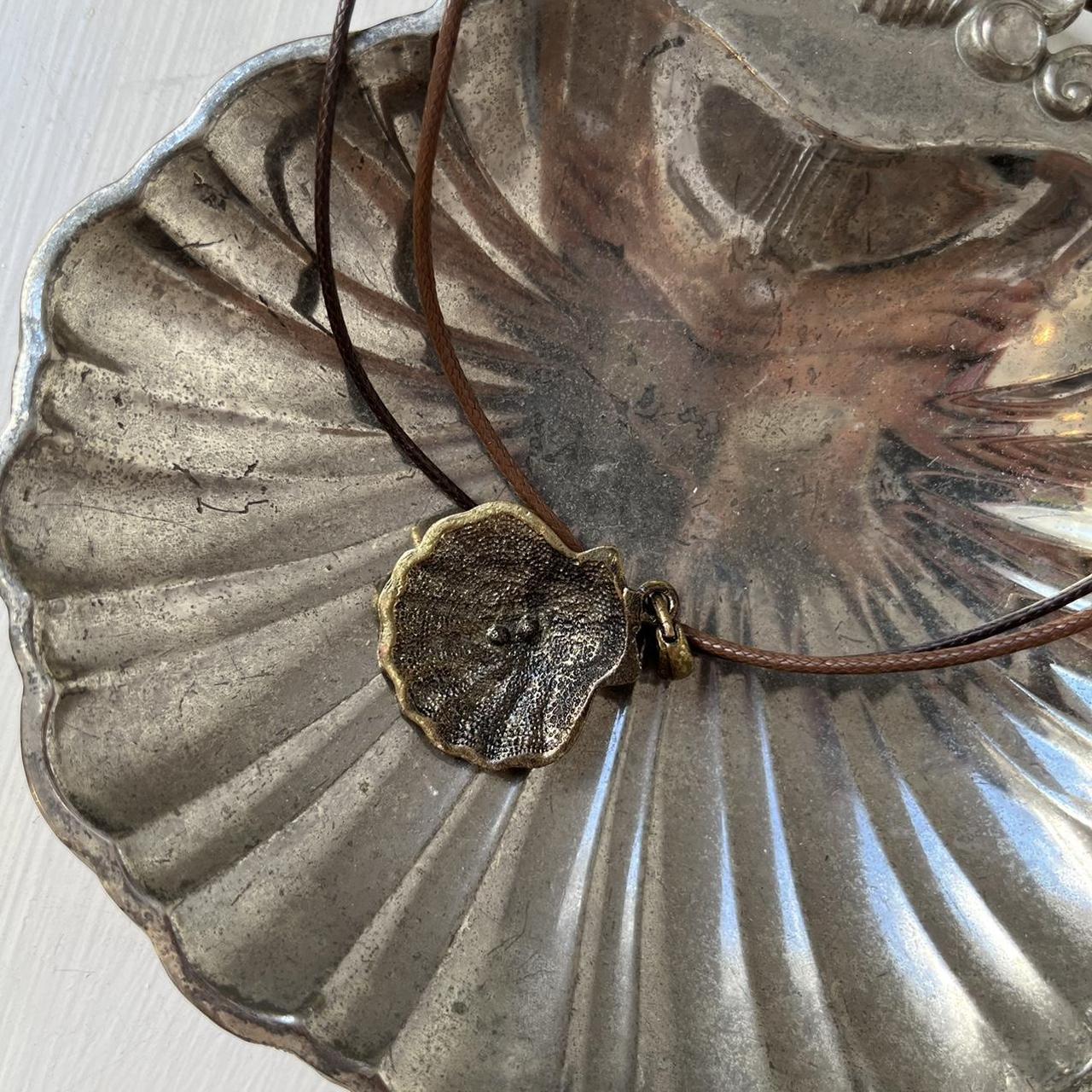 This stunning vintage 2000s sirens shell pendant... - Depop