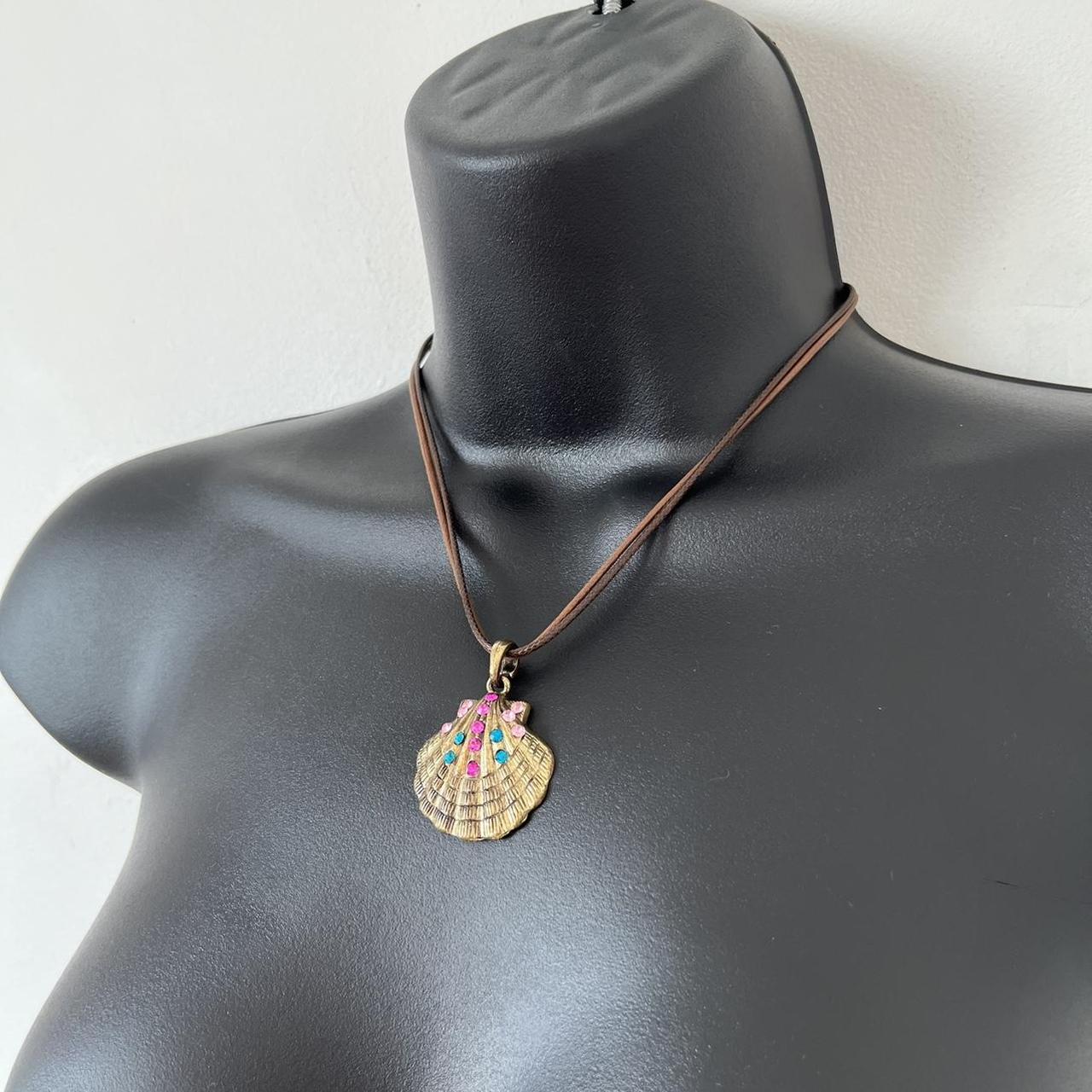 This stunning vintage 2000s sirens shell pendant... - Depop