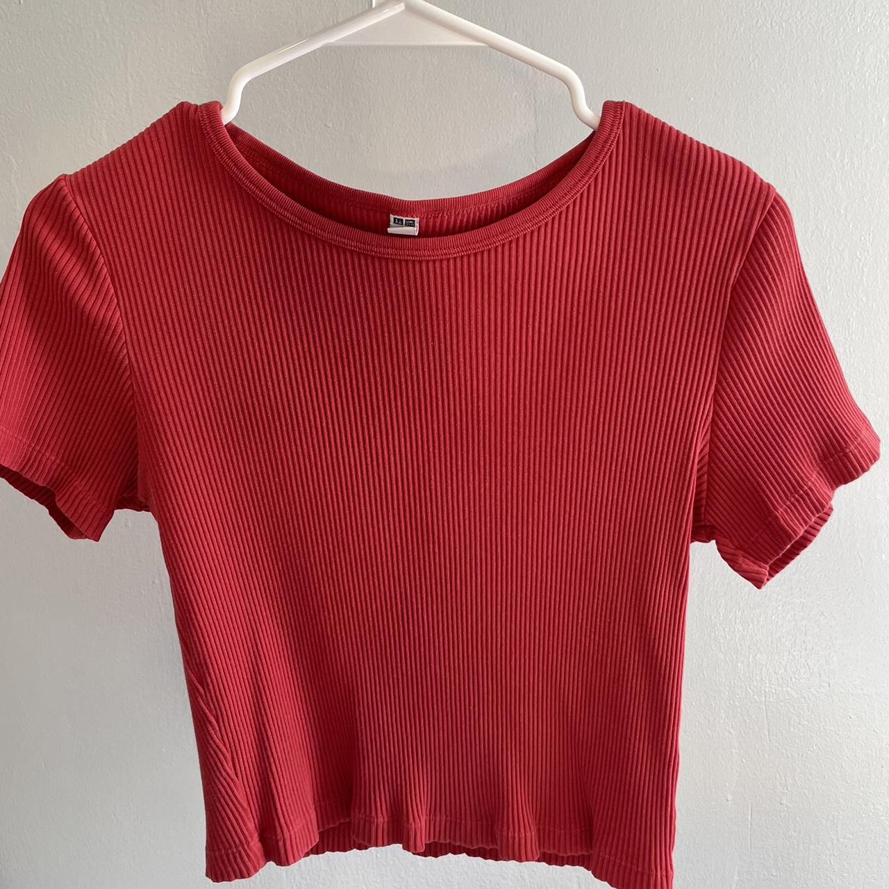 UNIQLO crop top 💃🏻 DM for any questions or concerns 💞 - Depop