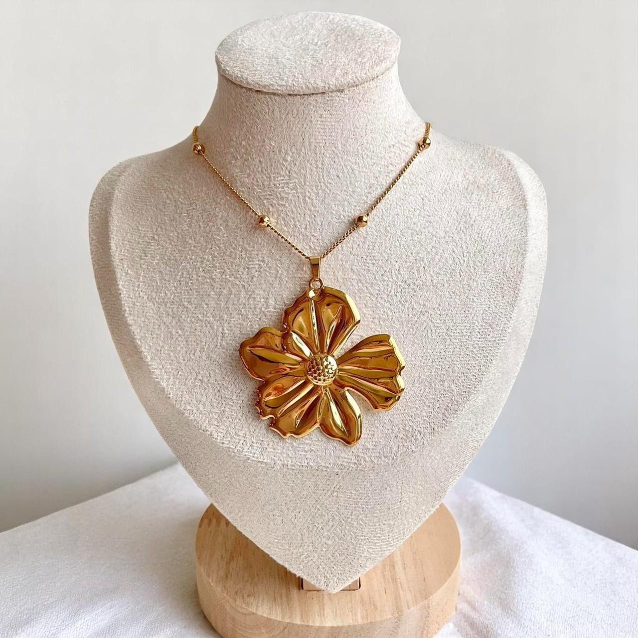 💌 Perfect super cute handmade gold flower necklace... | Depop