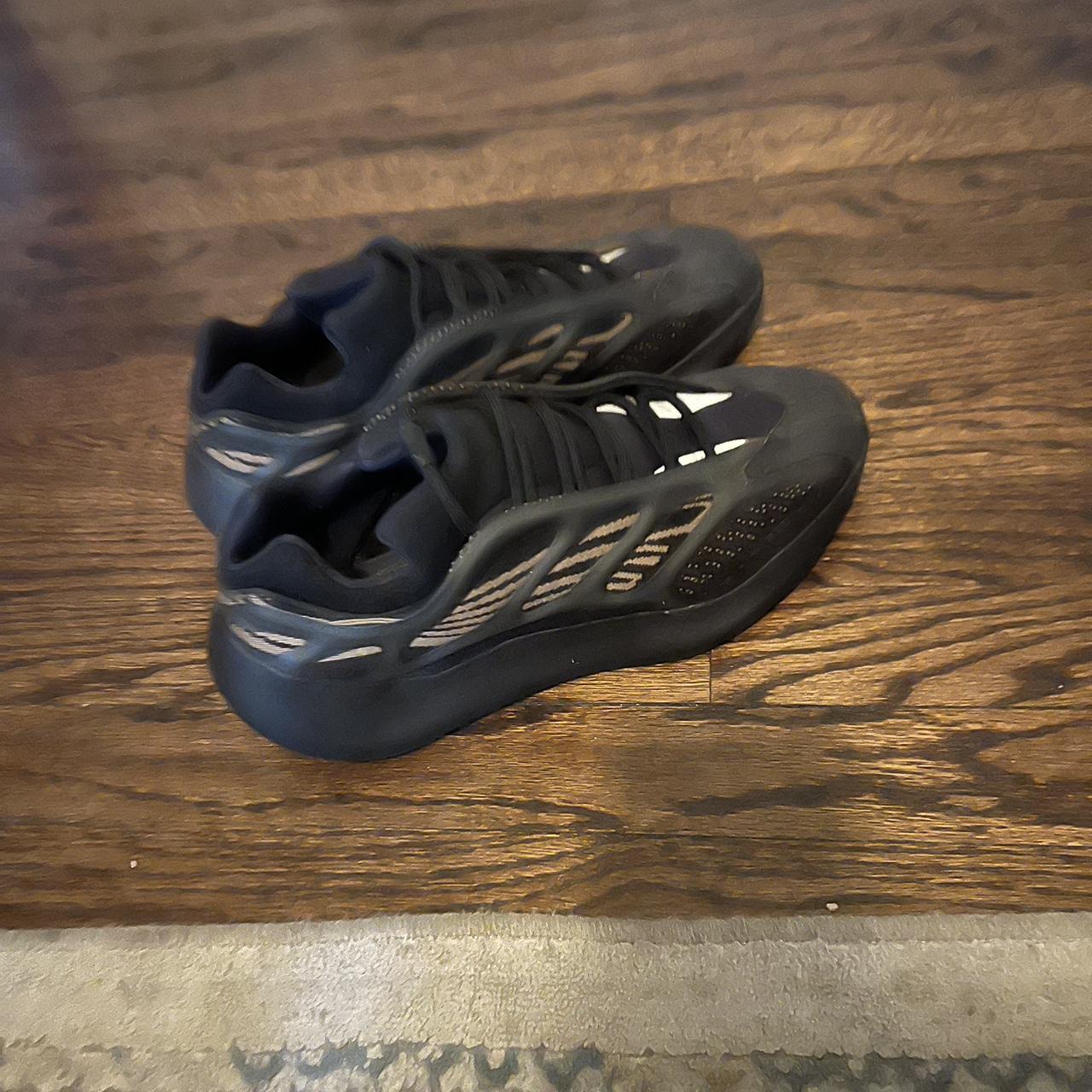 Work Yeezy 700 v3 - Depop