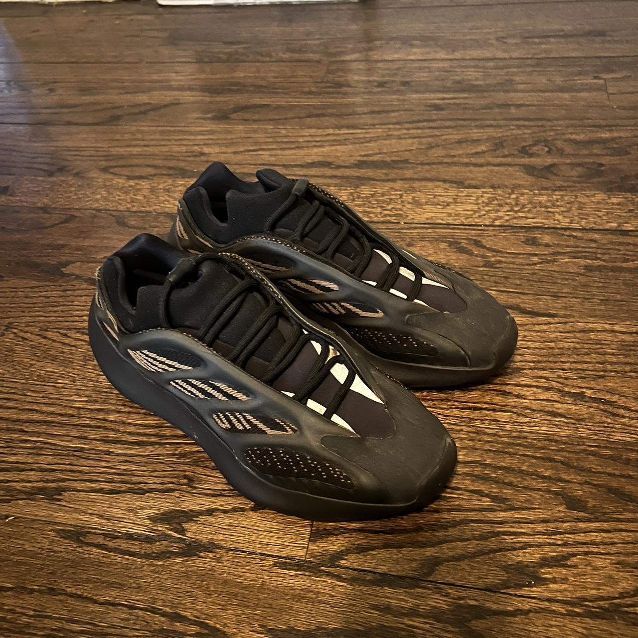 Work Yeezy 700 v3 - Depop