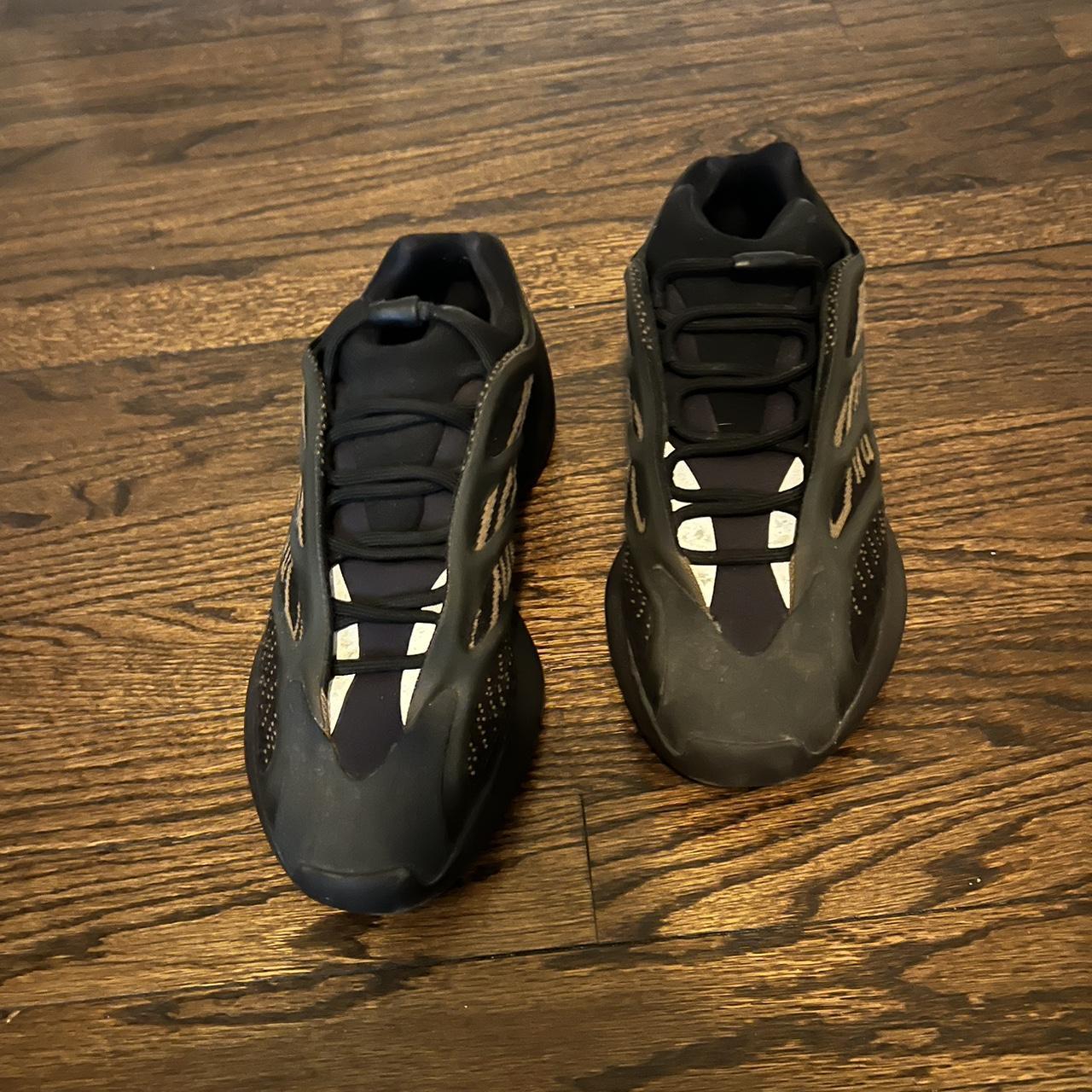 Work Yeezy 700 v3 - Depop