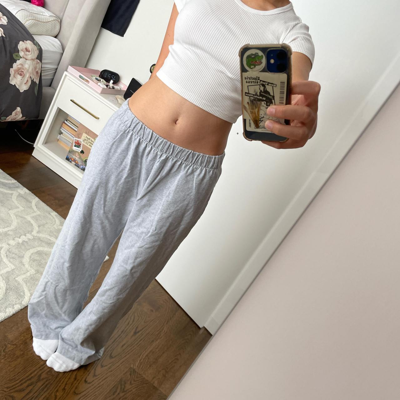 - UNIQLO white cropped tee - such a cute basic -... - Depop