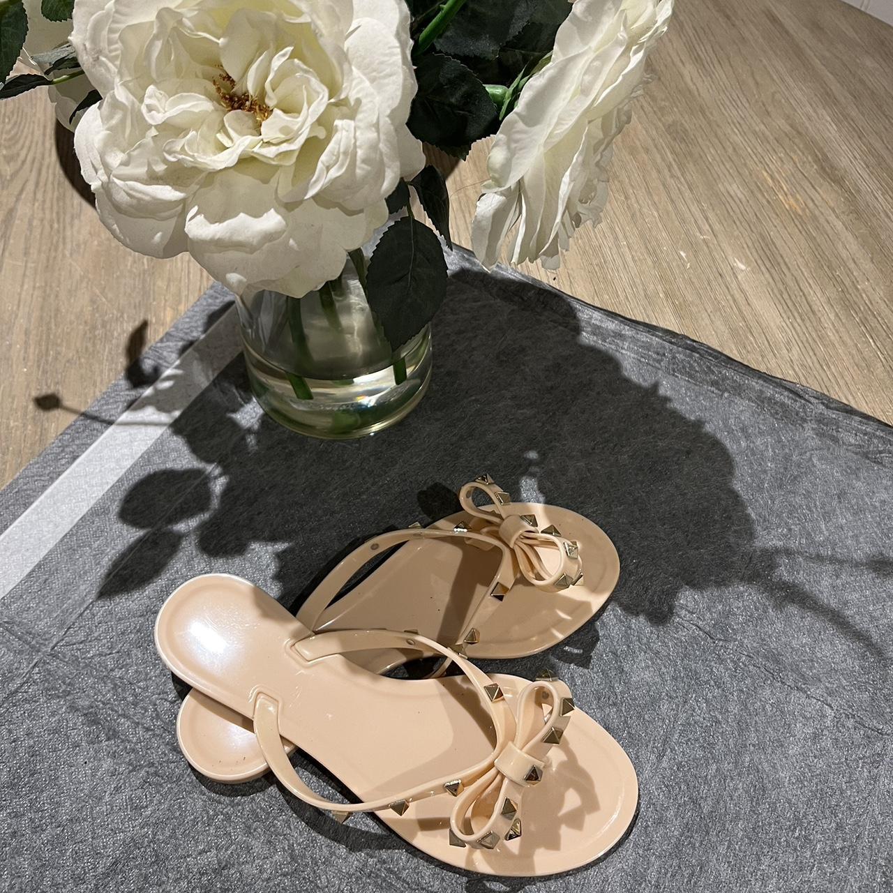 Tuckernuck beige jelly flip flops - Depop