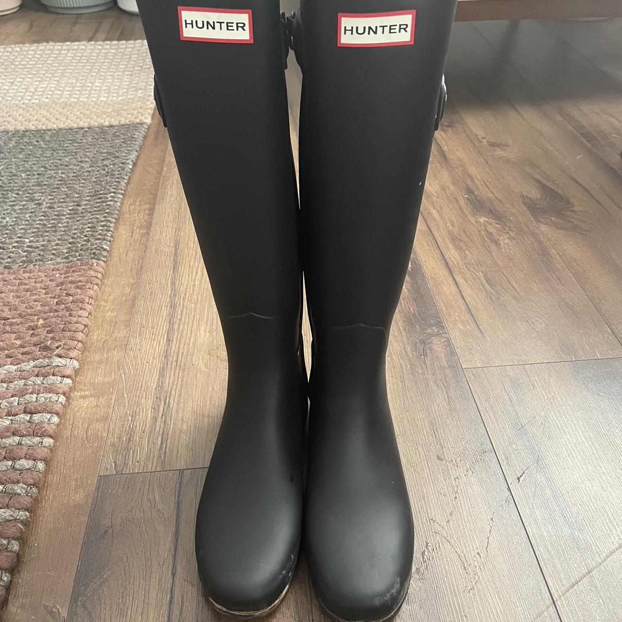 hunter original two tone wellies in navy/aubergine... - Depop