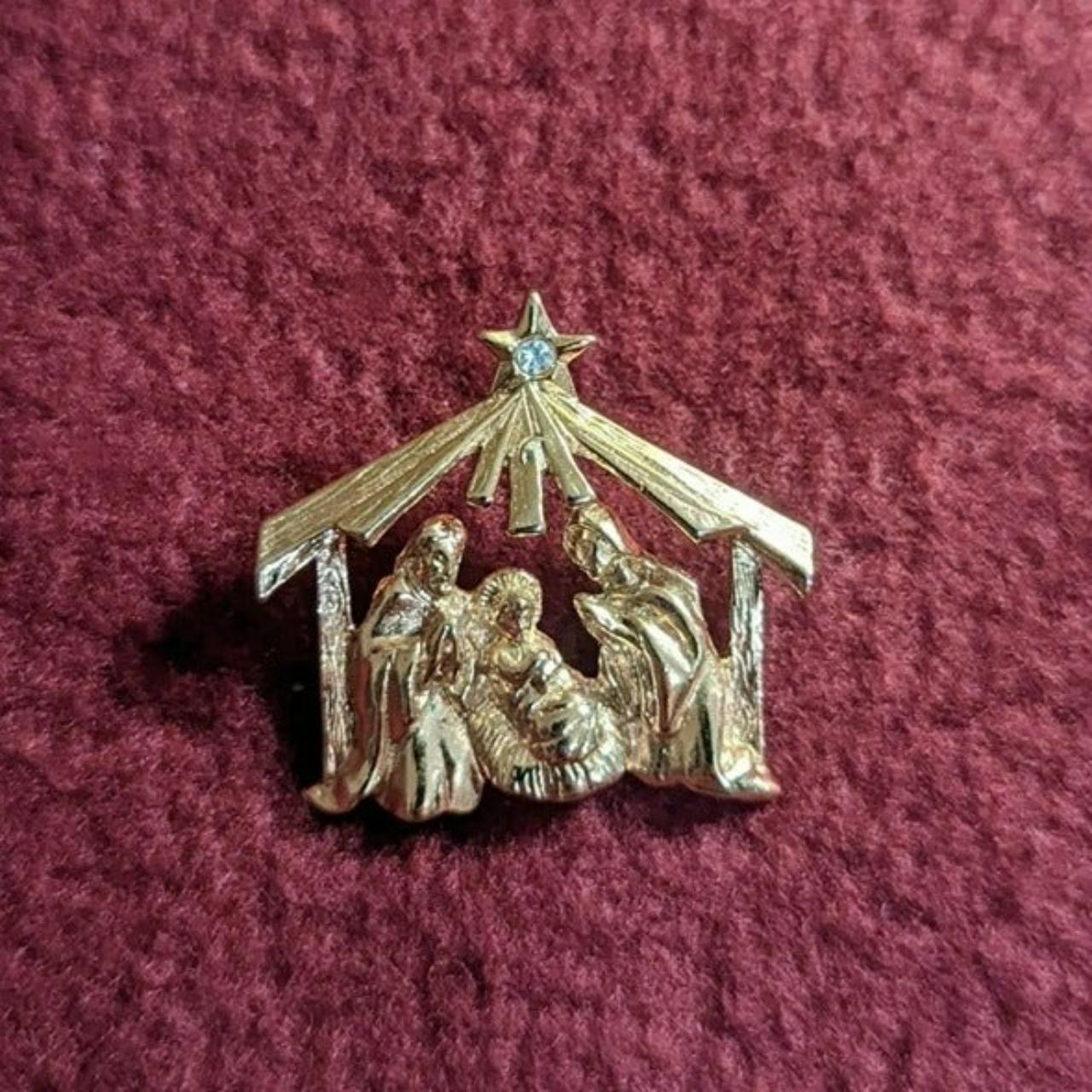 Gold tone Christmas nativity scene brooch /... - Depop