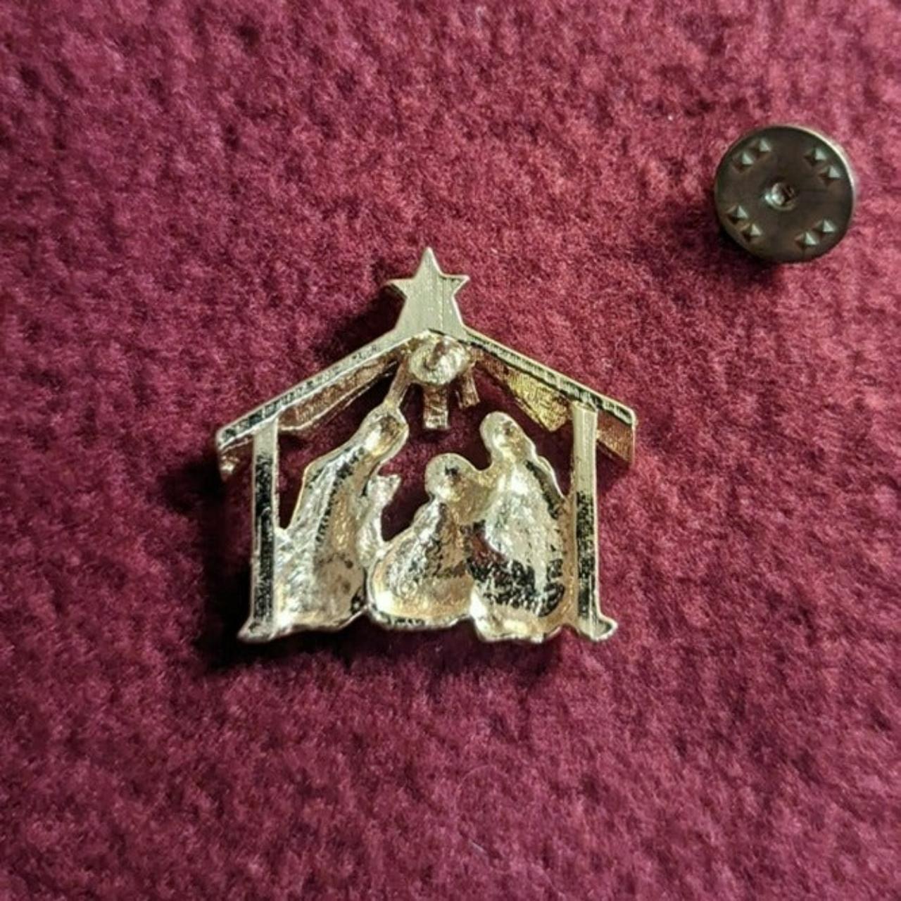 Gold tone Christmas nativity scene brooch /... - Depop
