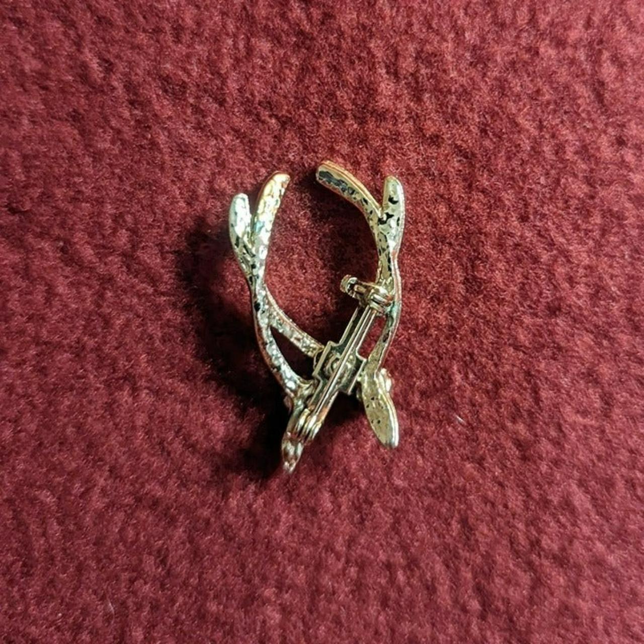 Vintage double wishbone brooch / pin with an emerald... - Depop