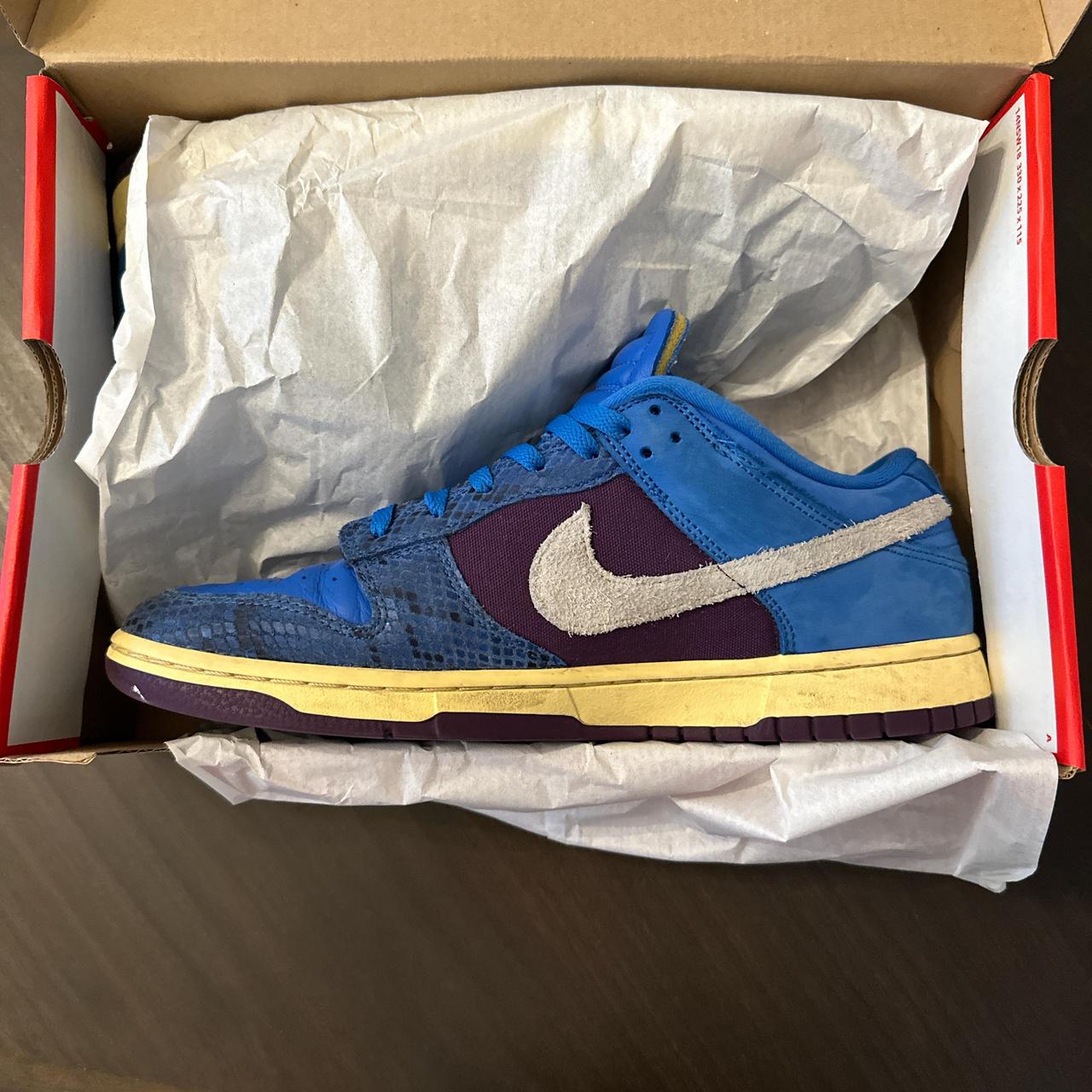 Nike dunks Pretty worn #nike #nikedunks #y2k - Depop